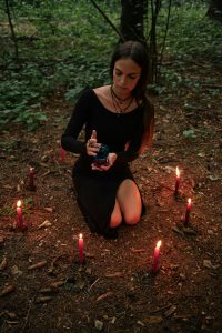 Becoming A Witch: The Beginners Guide To Witchcraft - The Occult Witch